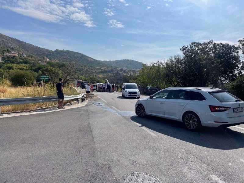 Sudar dva vozila u Orašcu, jedno se prevrnulo na bok, promet je u prekidu - Dubrovački dnevnik